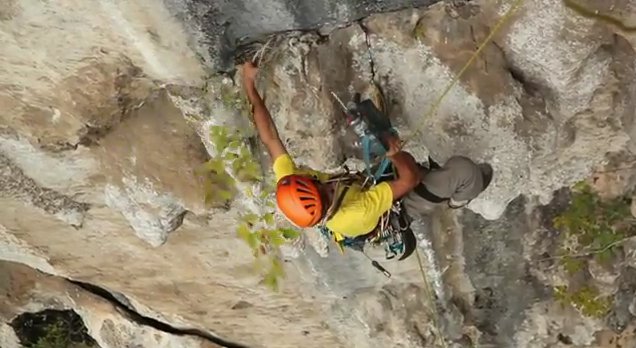 [VIDEO] Daniel Dulac richtet "La Voie du Milieu" in China ein - Climbing.de